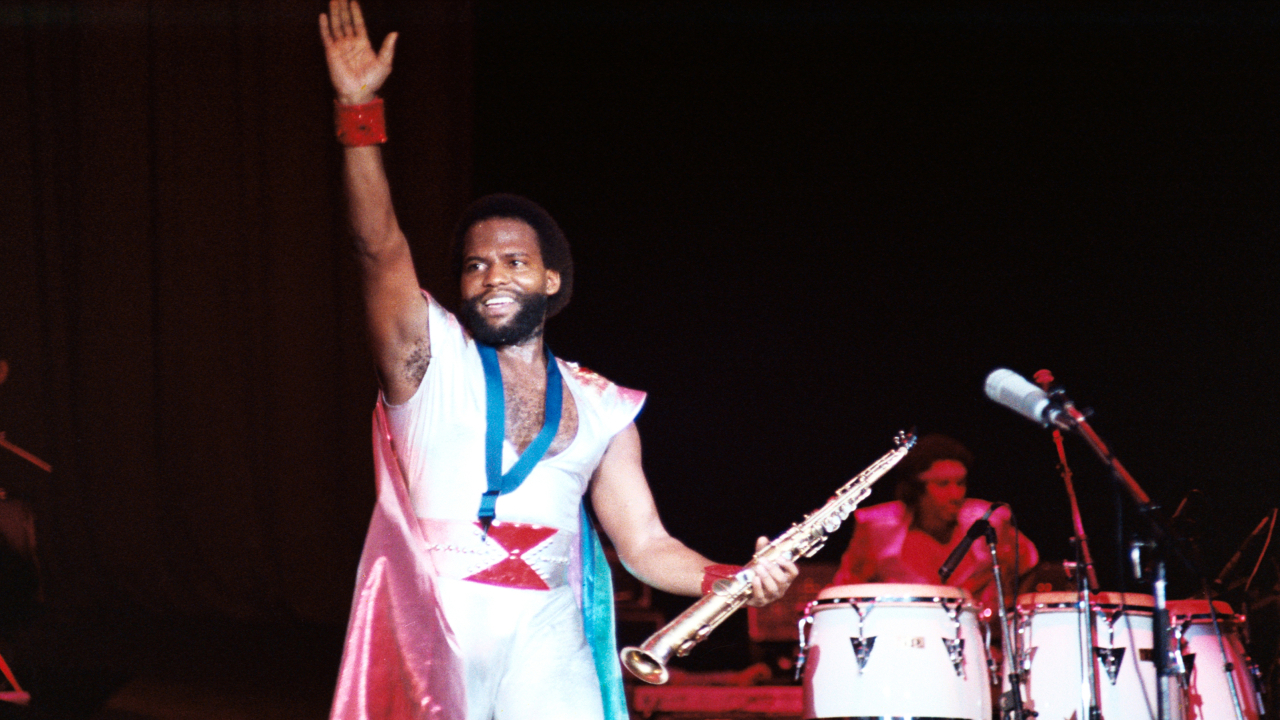 Andrew Woolfolk, saxofonista de Earth, Wind & Fire, muere a los 71 años ...